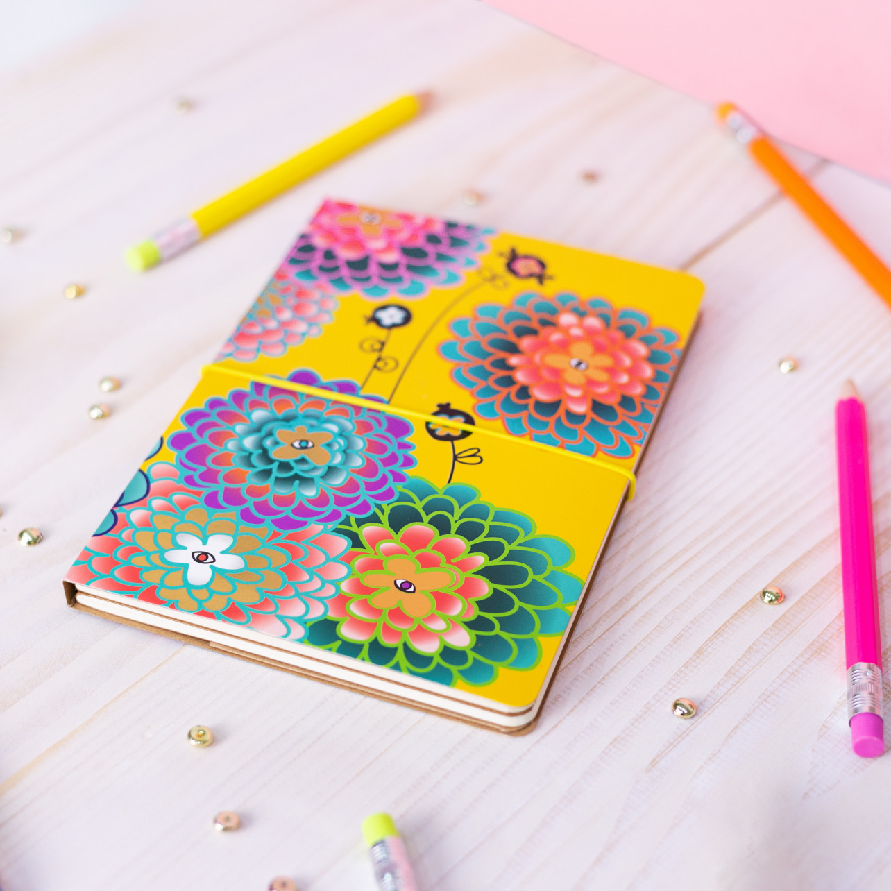 On my desk - Pylones