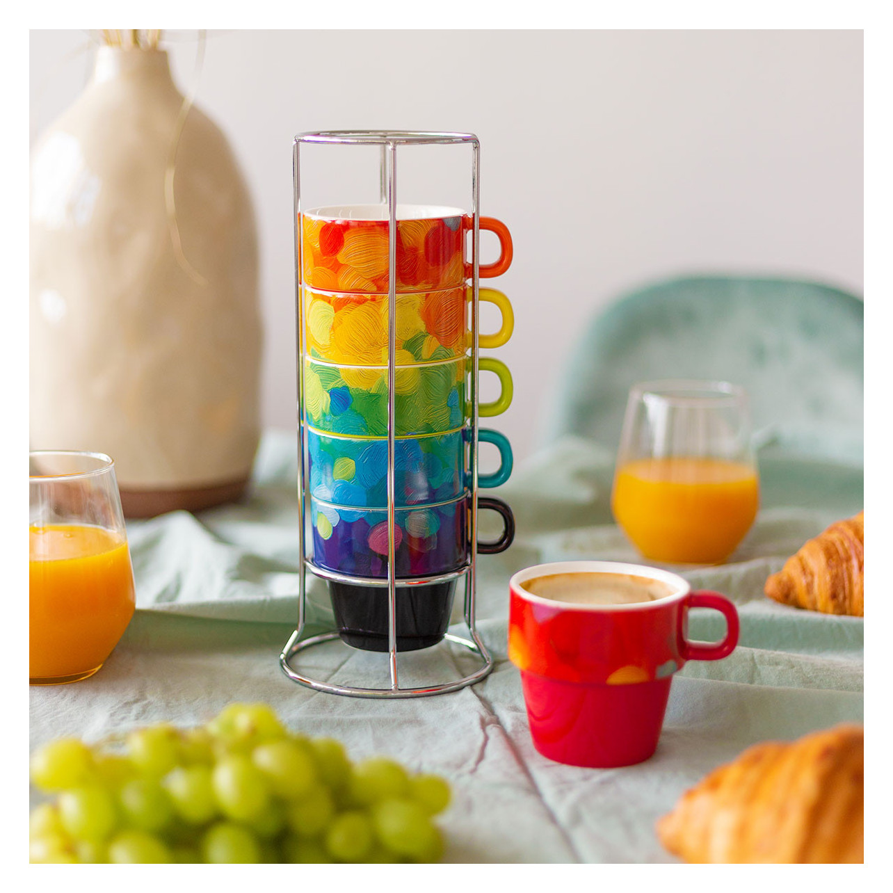 Stack of cups cappucino - Café cino des artistes - Palette - Pylones