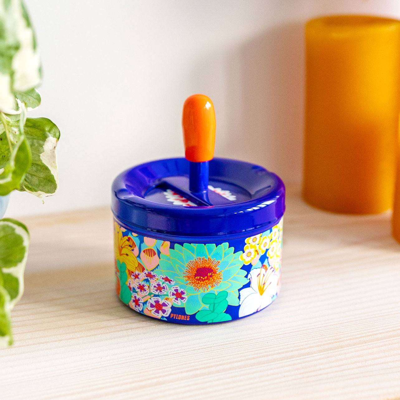 Push-button ashtray design - Pousse Pousse - Bouquet - Pylones